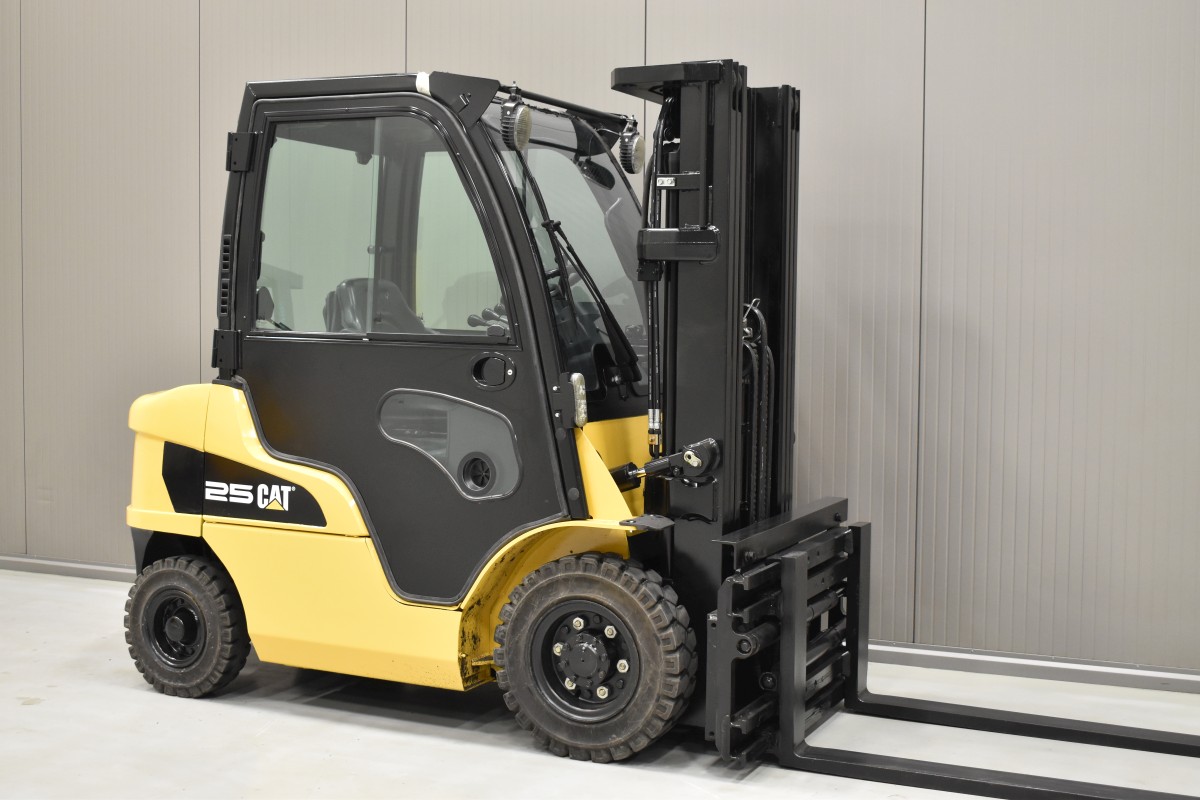 4-wheeled CATERPILLAR DP 25 N 33805 | CHEAP USED FORKLIFTS